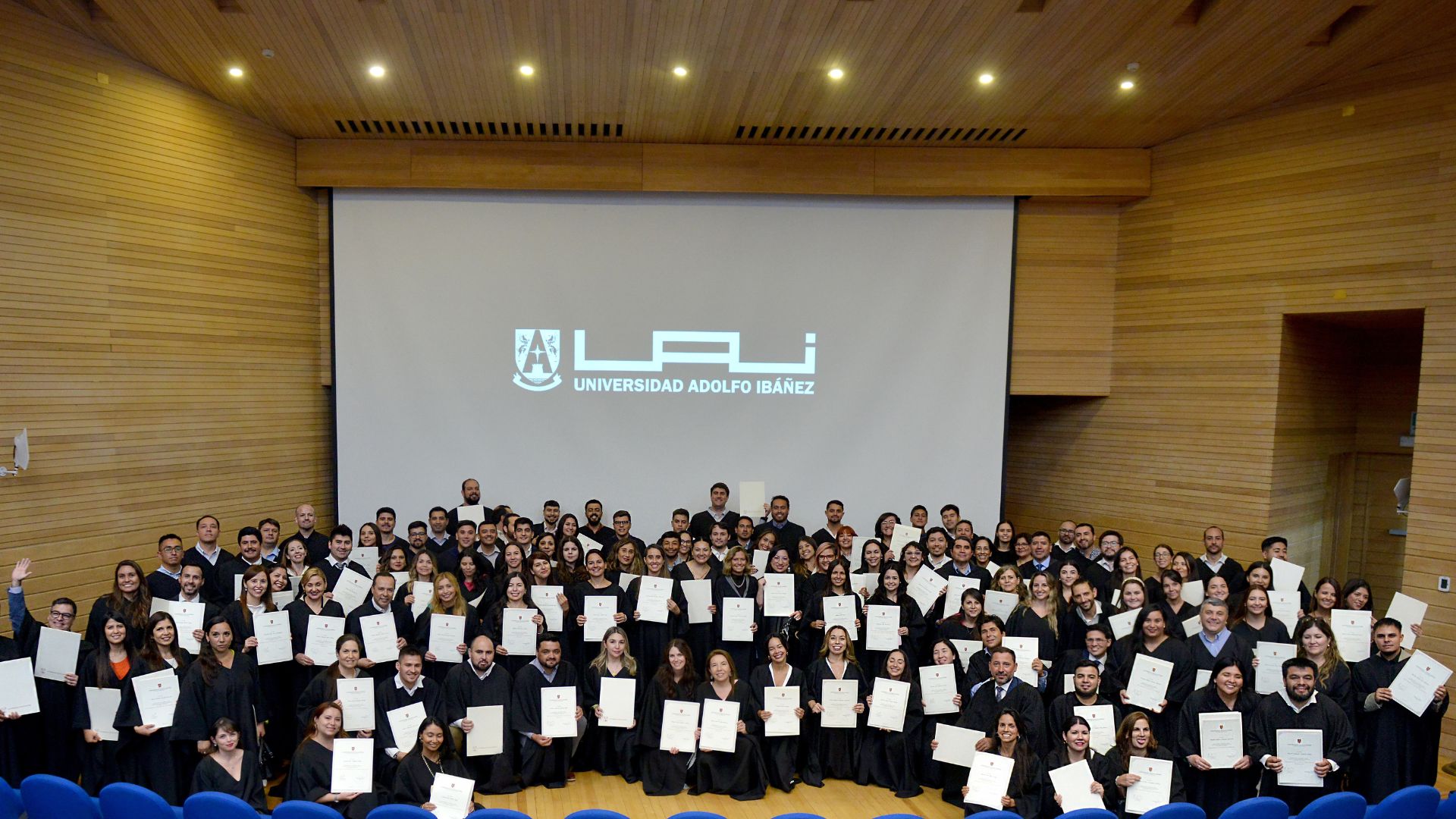 UAI Online gradúa a más de 400 estudiantes de sus diplomados