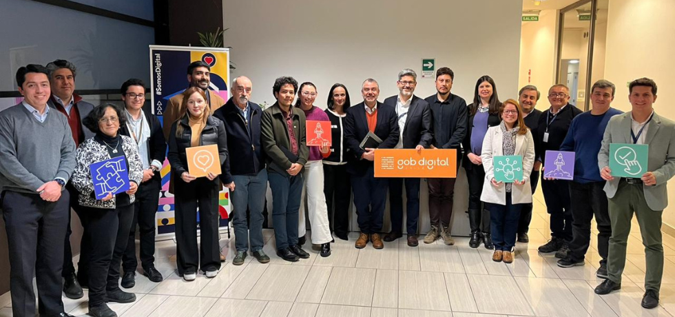 Representante de la Escuela de Gobierno UAI expone en la Mesa de ...
